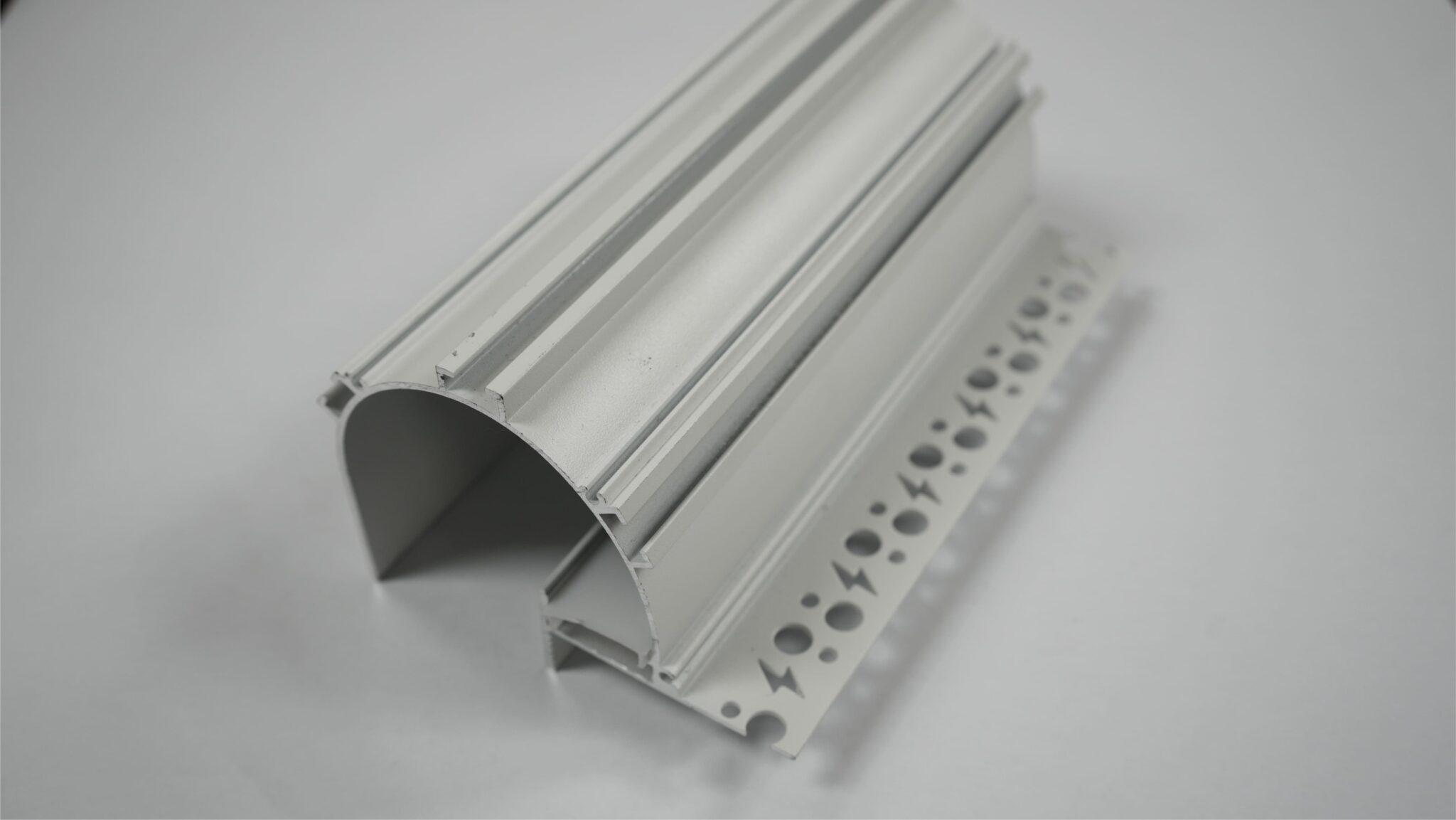 Pencahayaan Optimal: Profil LED Aluminium Penta Linea