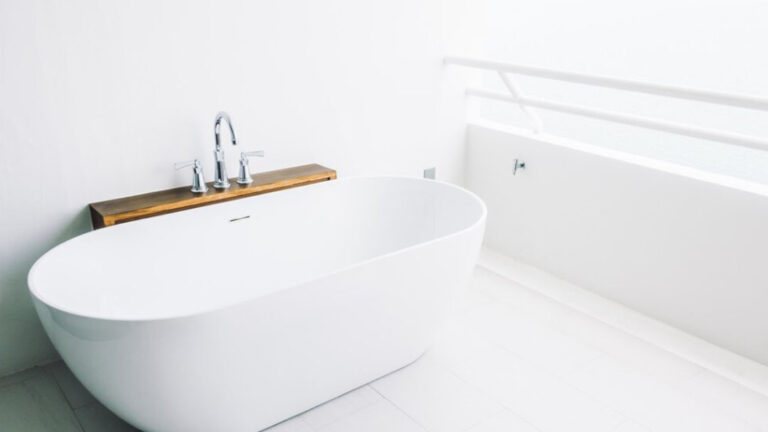 Cara Memilih Ukuran Bathtub yang Tepat + 10 Inspirasi Desainnya